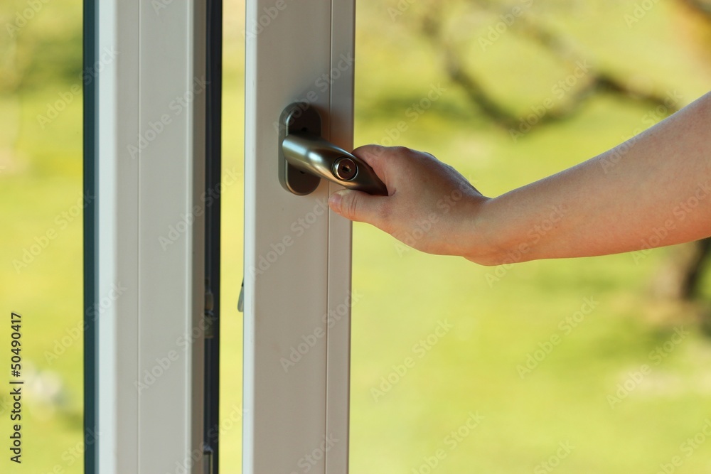 fenster oeffnen I Stock-Foto | Adobe Stock
