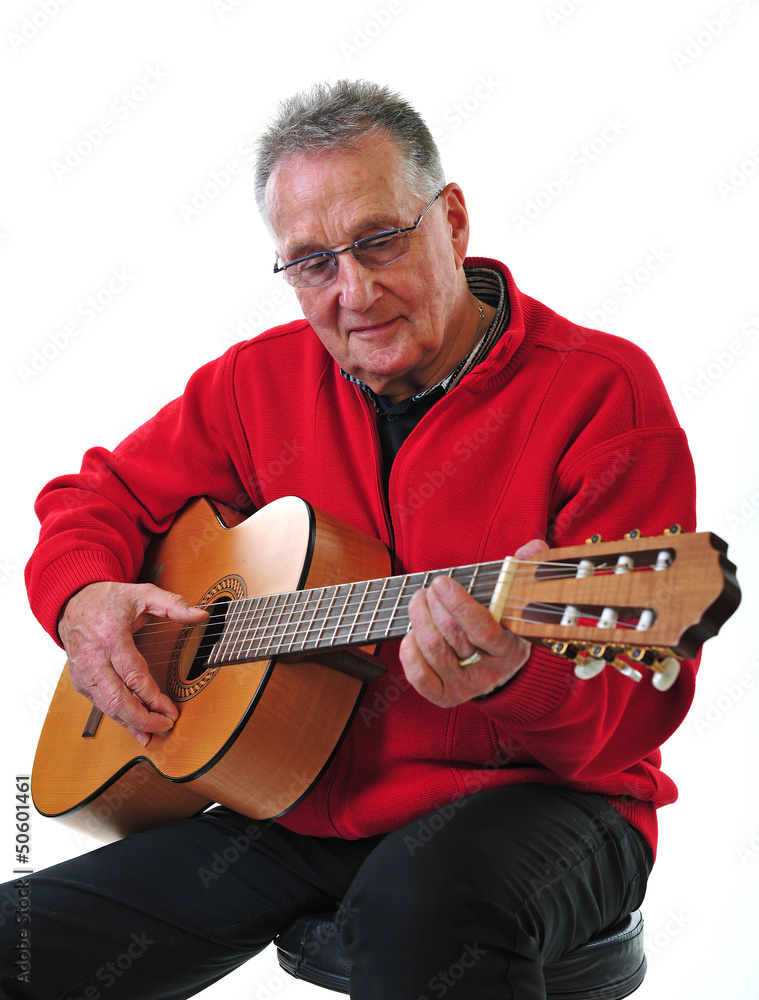 Rüstiger Rentner spielt Gitarre Stock-Foto | Adobe Stock