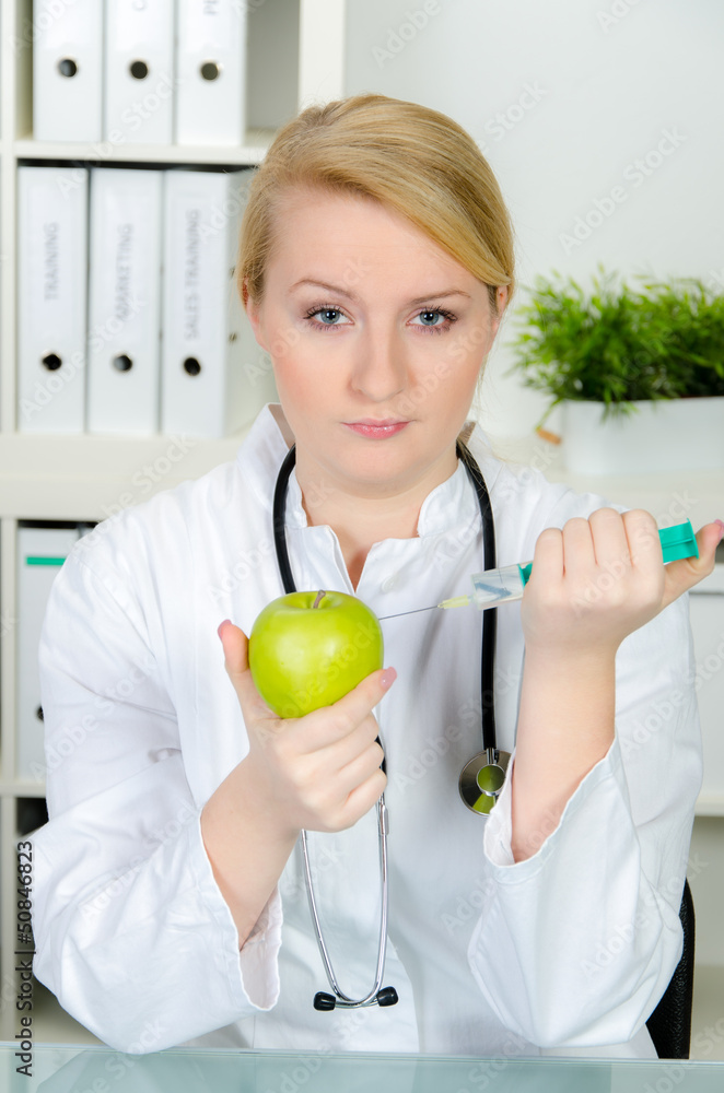 junge frau spritzt spritze in apfel Stock-Foto | Adobe Stock
