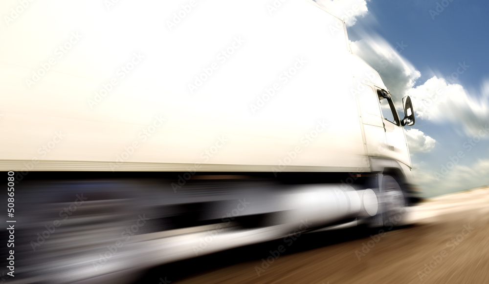 velocidad y transporte.Camion en ruta Stock-Foto | Adobe Stock