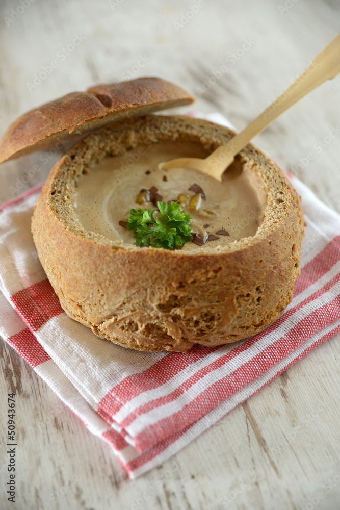 Schokoladen-Maronen-Suppe in essbarer Schale Stock Photo | Adobe Stock
