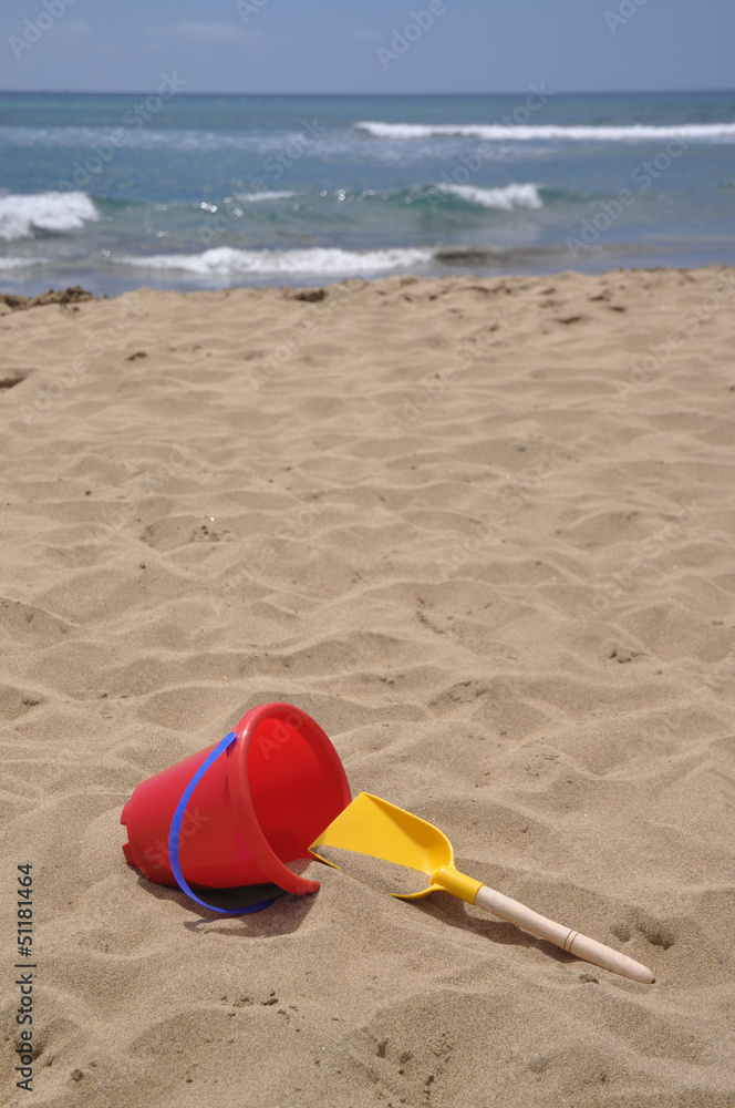 Sandstrand (mit Eimer und Schaufel) Stock Photo | Adobe Stock