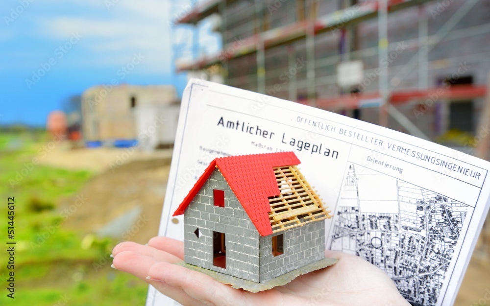 Rohbau mit Lageplan und Rohbau auf Hand Stock Photo | Adobe Stock
