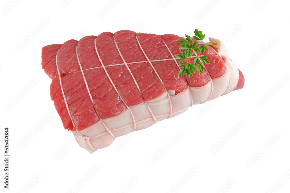 Foto de roti de viande de boeuf cru bardé et ficelé sur fond blanc do ...