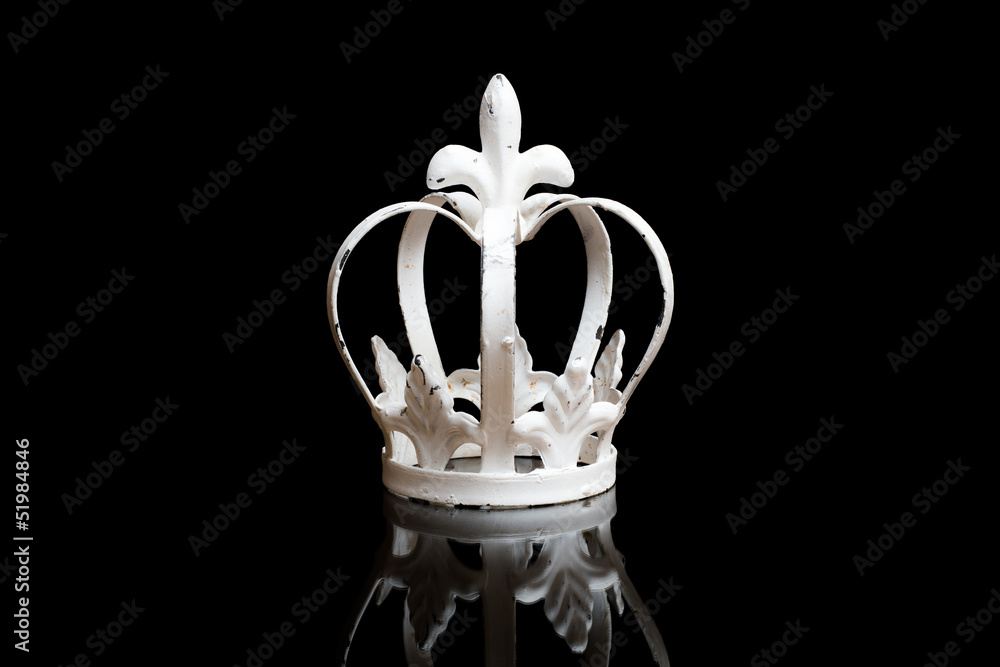 weiße Krone auf schwarzem Hintergrund Stock-Foto | Adobe Stock