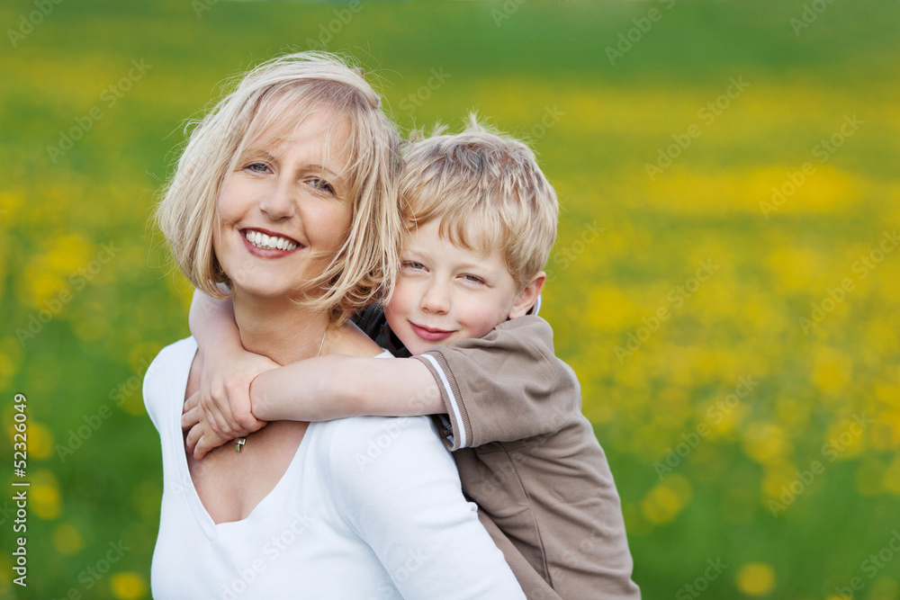 mutter und sohn gehen über blumenwiese Stock Photo | Adobe Stock