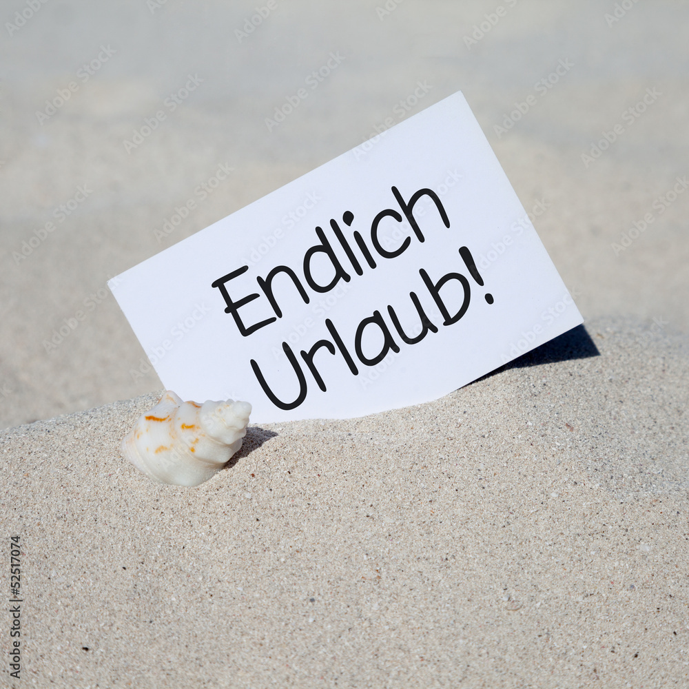 Muschel im Sand mit Karte ENDLICH URLAUB foto de Stock | Adobe Stock