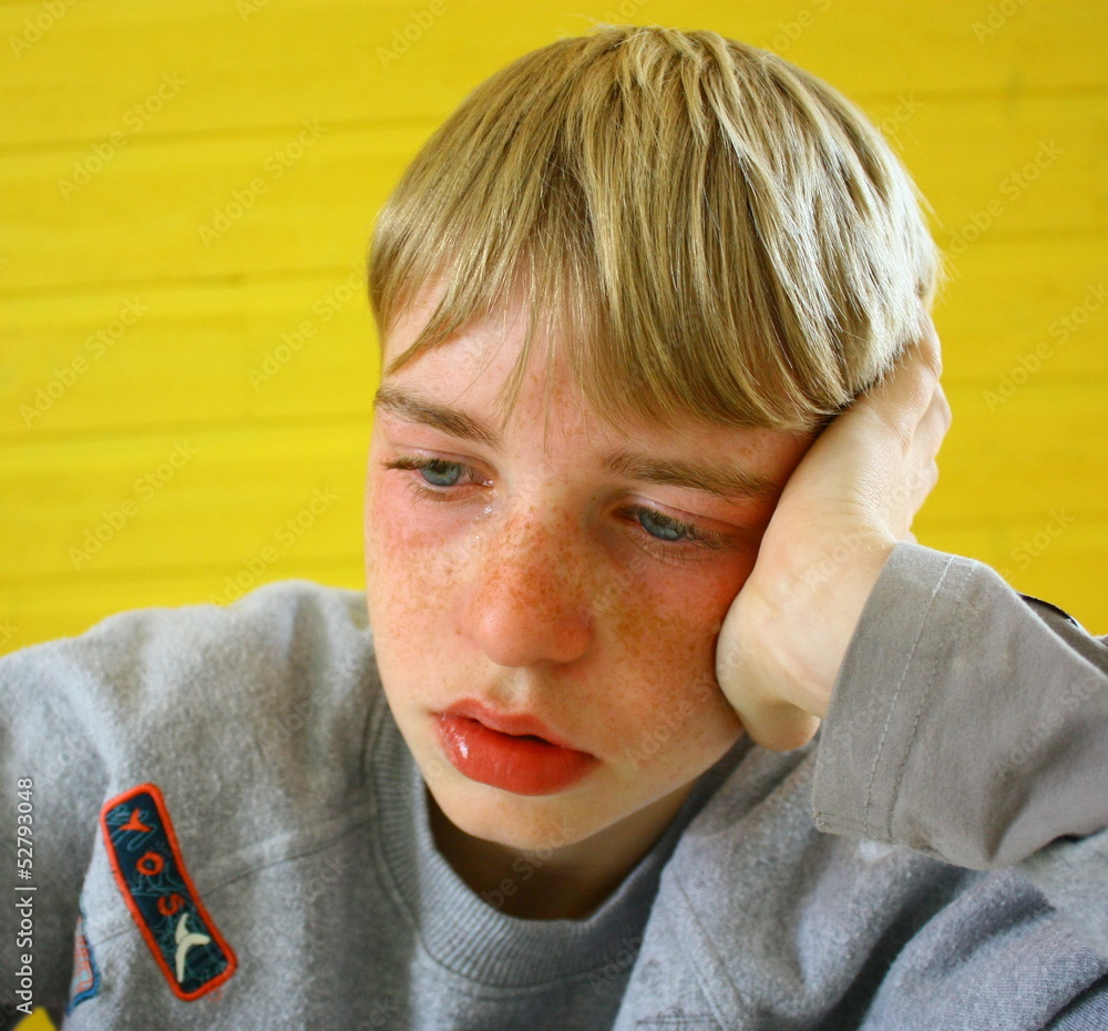 enfant pensif, perdu dans ses pensées Photos | Adobe Stock