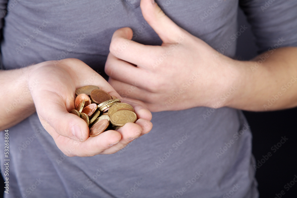 Geld Münzen in der Hand zeigt Nahaufnahme Stock-Foto | Adobe Stock