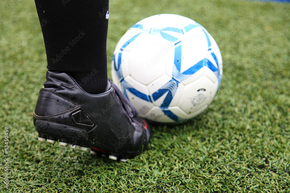 futbolista dando una patada al balón de futbol campo de hierba 0019f ...