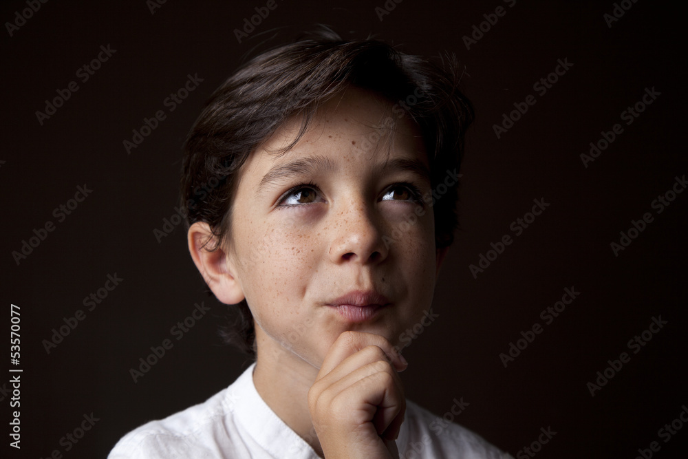 Niño encontrando la solución Stock Photo | Adobe Stock Niño encontrando la solución Stock Photo | Adobe Stock