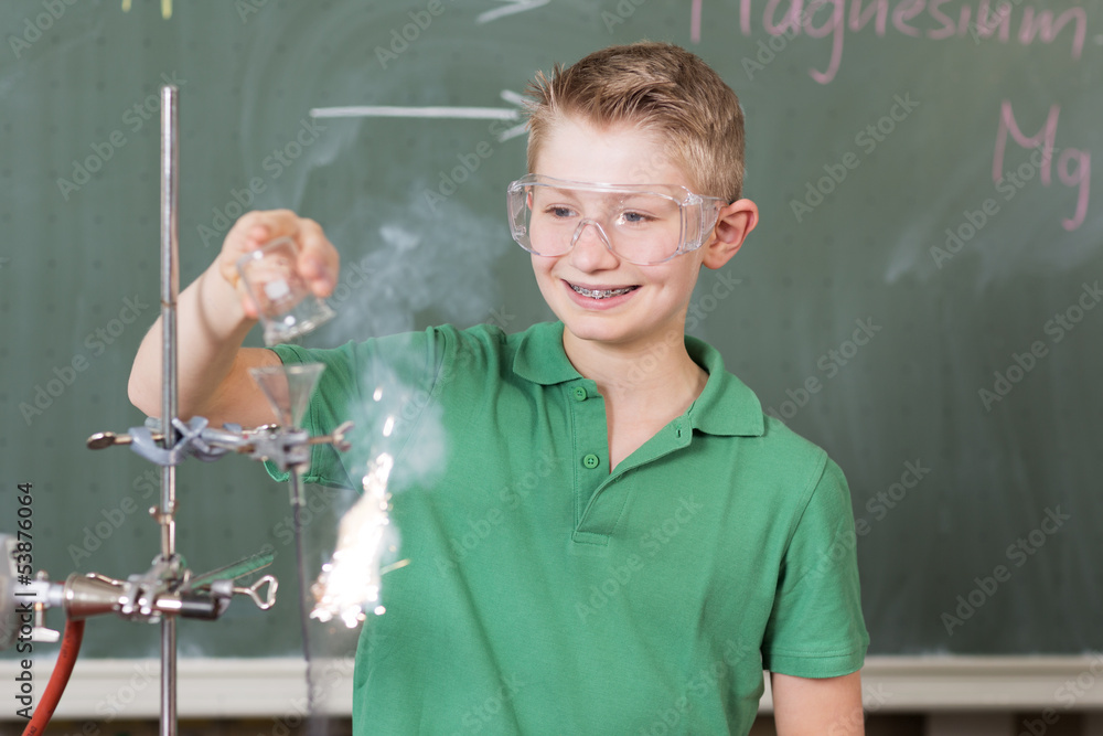 Chemie Versuch in der 7. Klasse Stock-Foto | Adobe Stock