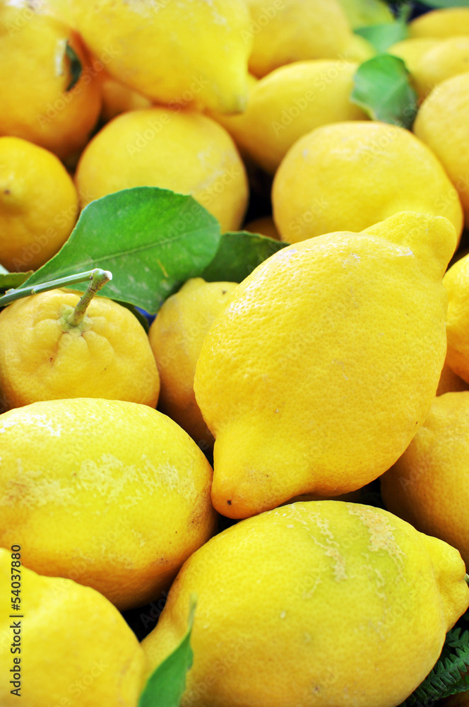 Dettaglio cassetta di limoni in un mercato Stock Photo | Adobe Stock