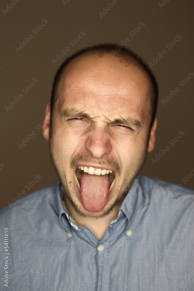 junger mann zunge raus strecken Stock Photo | Adobe Stock