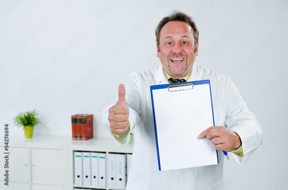 chemiker mit klemmbrett zeigt daumen hoch Stock Photo | Adobe Stock