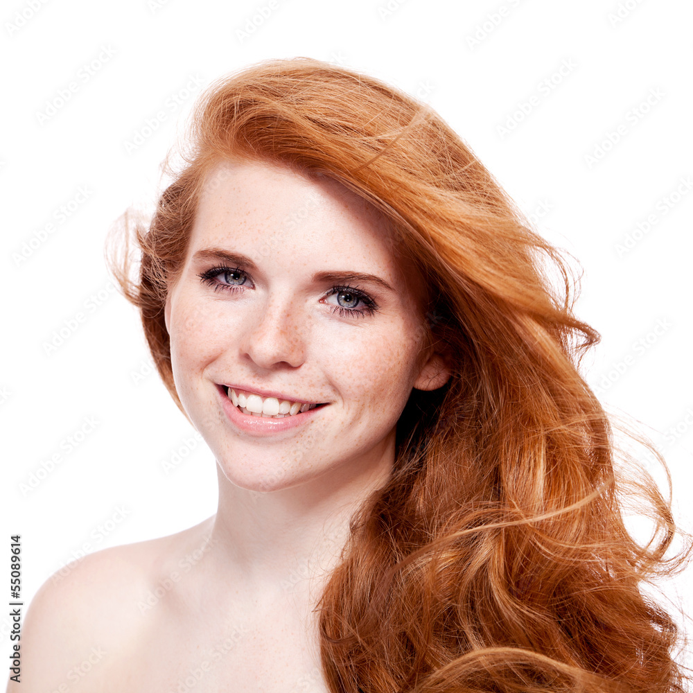 attraktive junge frau mit roten haaren und sommersprossen Stock-Foto | Adobe Stock