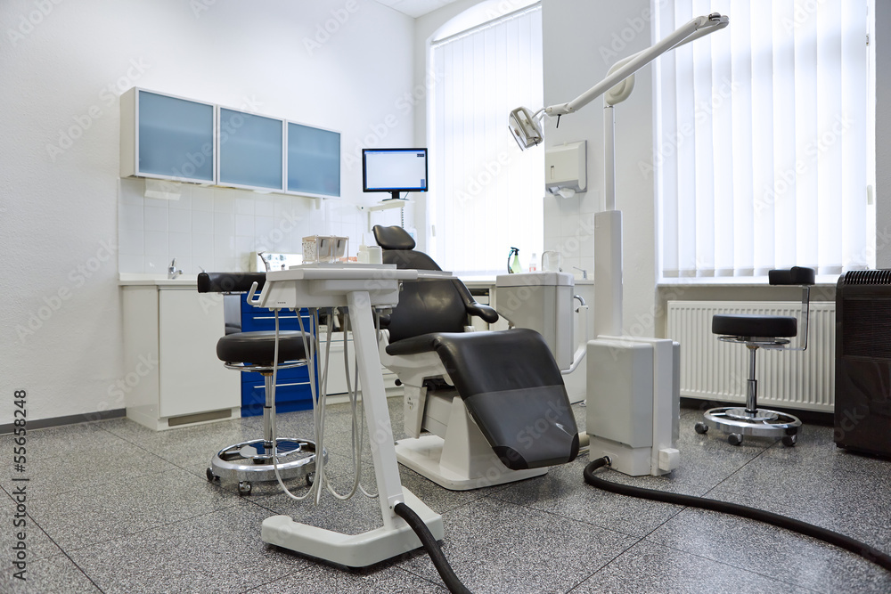 Heller Behandlungsraum beim Zahnarzt Stock Photo | Adobe Stock