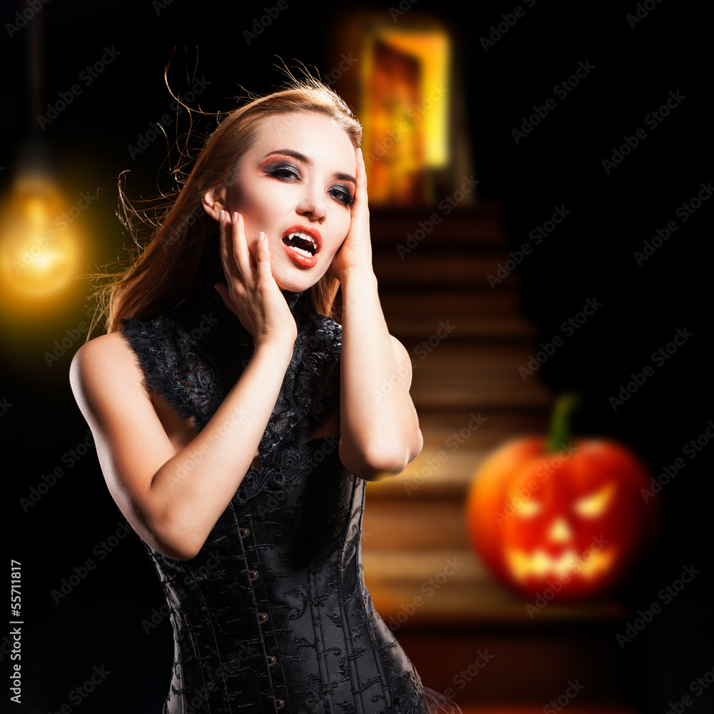Vampirin vor Halloweenhintergrund Stock Photo | Adobe Stock