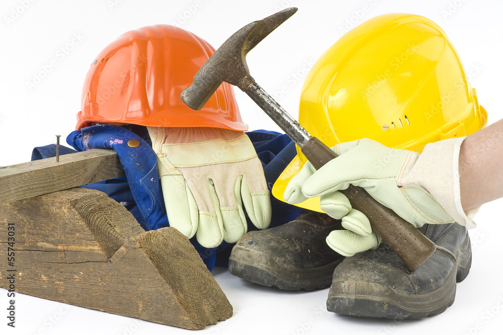 Ein Lattenhammer und die Arbeitsschutzbekleidung eines Bauarbeit Stock ...