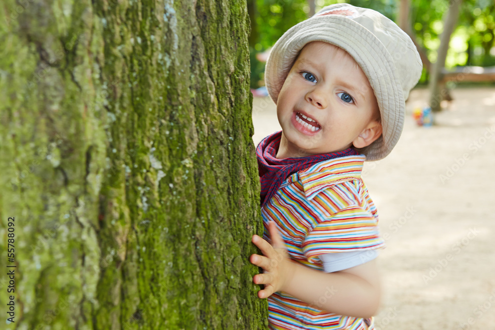 Lachendes Kind am Baum Stock Photo | Adobe Stock