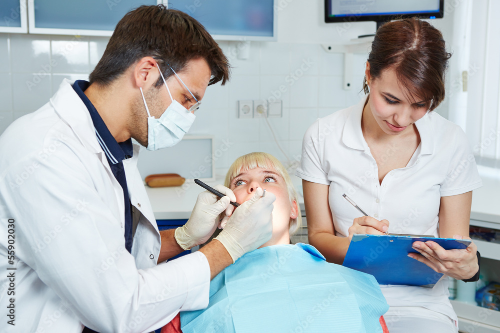 Zahnarzthelferin in Ausbildung lernt beim Zahnarzt Stock-Foto | Adobe Stock