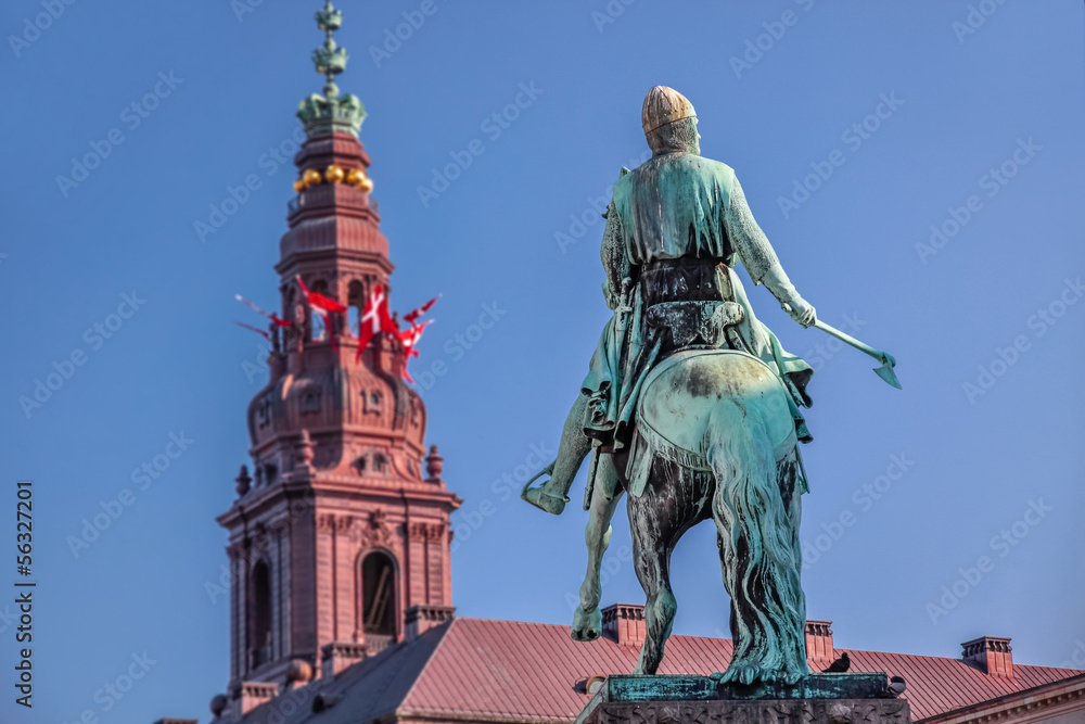 Schloss Christiansborg und Wikinger-Denkmal in Kopenhagen Stock Photo ...