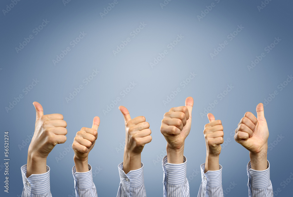 Daumen Hoch vor blauem Hintergrund Stock Photo | Adobe Stock
