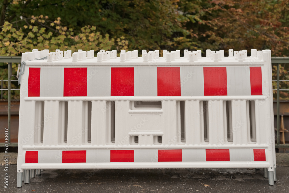 Absperrbaken lehnen an einem Brückengeländer Stock-Foto | Adobe Stock