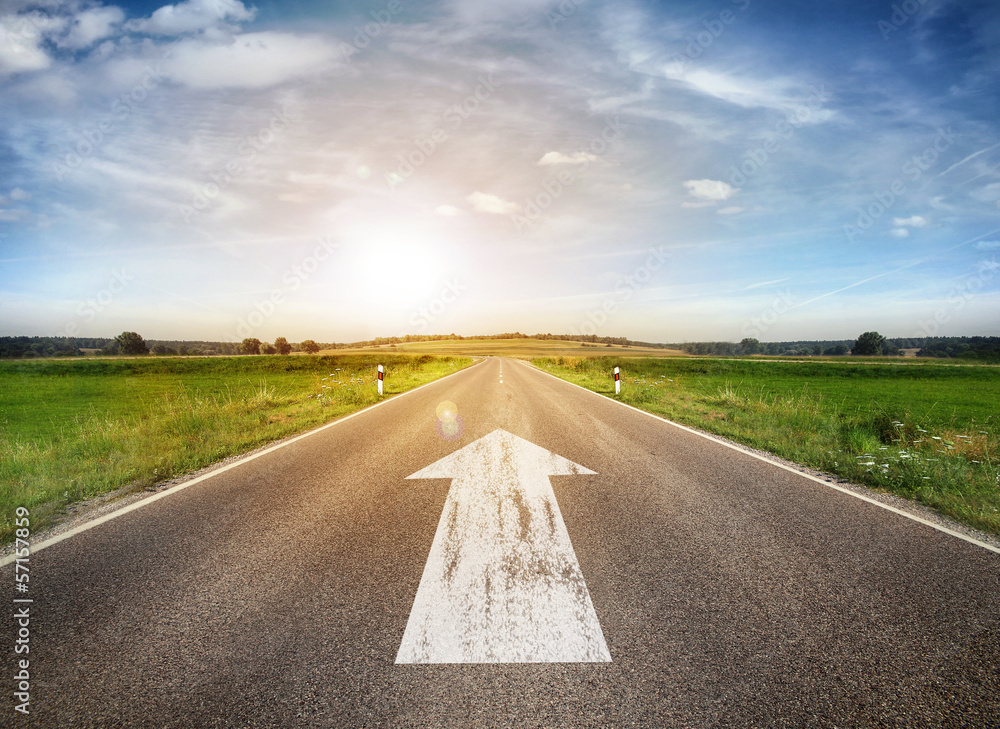 Straße mit Pfeil Stock Photo | Adobe Stock