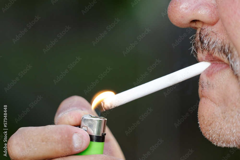 Stockfoto med beskrivningen Man smoking a cigarette | Adobe Stock Stockfoto med beskrivningen Man smoking a cigarette | Adobe Stock
