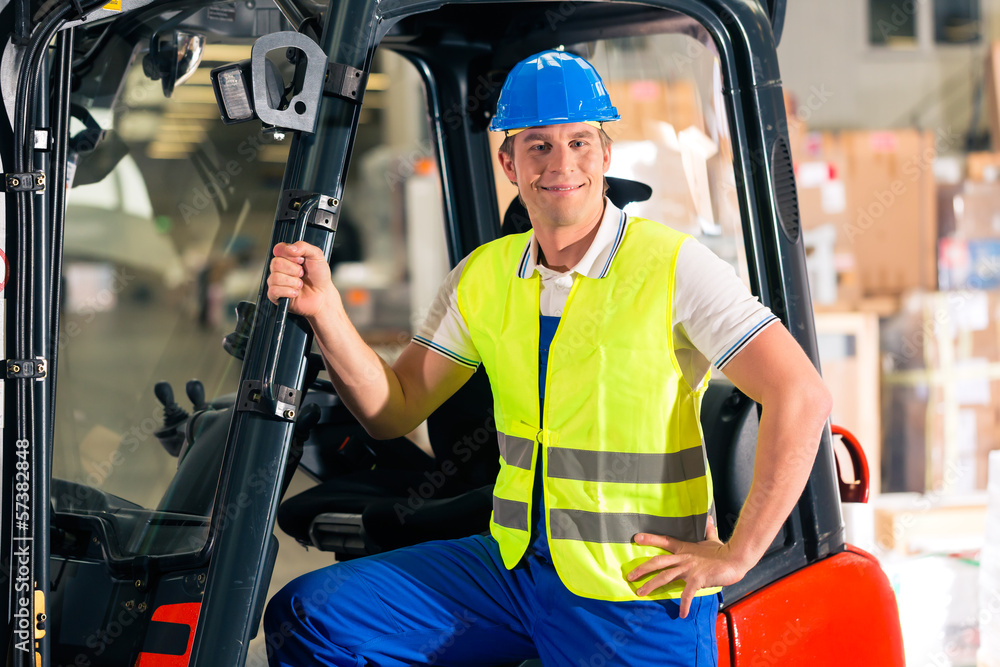 Gabelstaplerfahrer in Lagerhalle von Spedition Stock-Foto | Adobe Stock