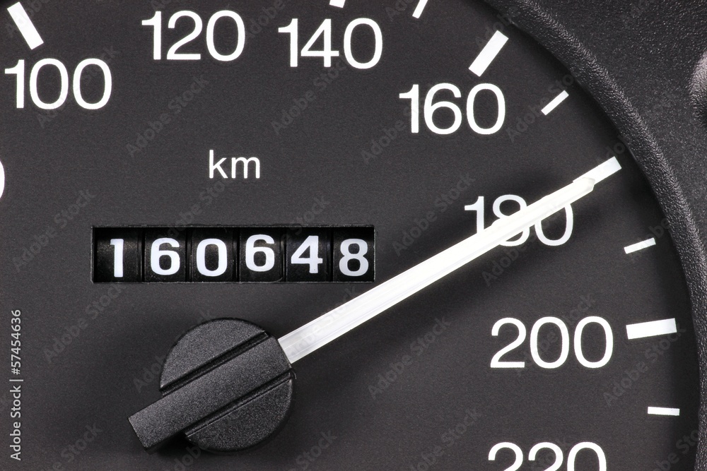 analoger Tacho eines Autos - 180 km/h Stock-Foto | Adobe Stock