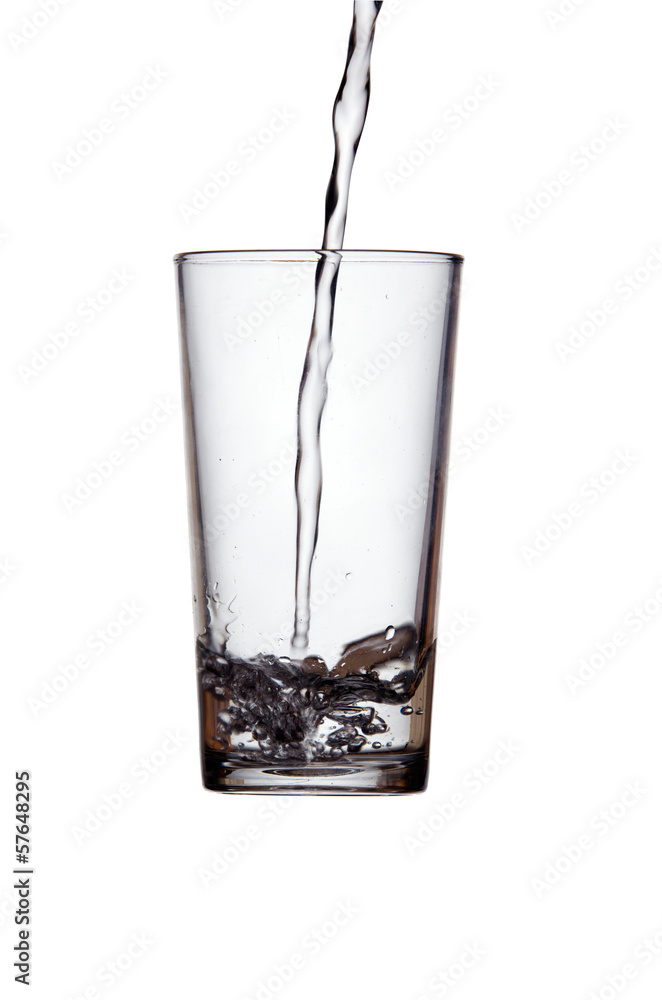 Bicchiere d'acqua sfondo bianco bottiglia versa Stock Photo | Adobe Stock