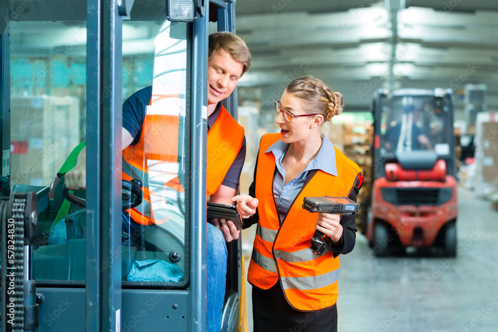 Staplerfahrer und Kollegin in Spedition Stock-Foto | Adobe Stock