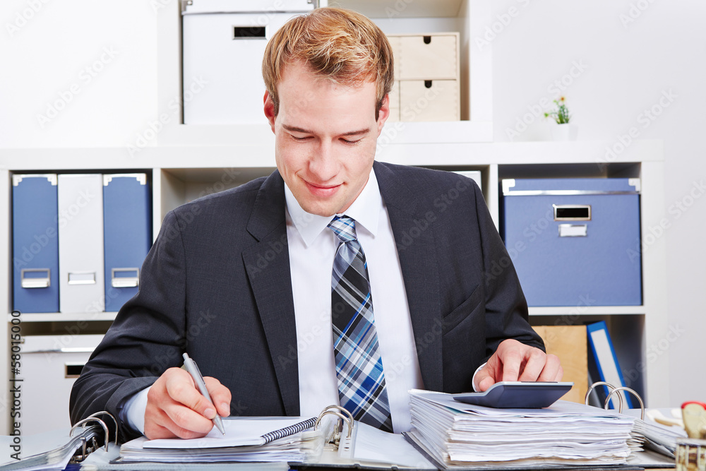 Buchhalter bei Steuerprüfung im Büro Stock Photo | Adobe Stock