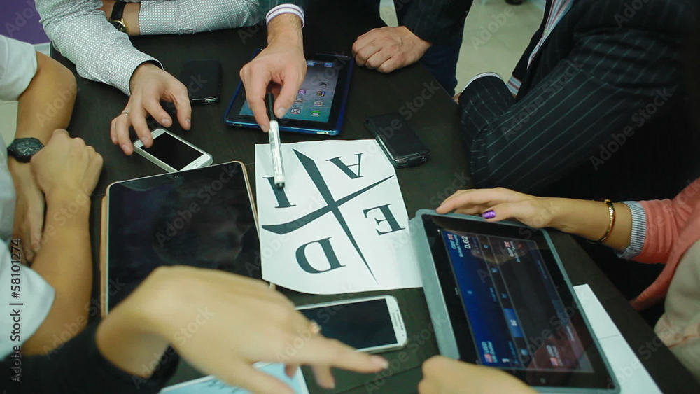 Coach shows a group scheme CASHFLOW Quadrant vídeo do Stock | Adobe Stock