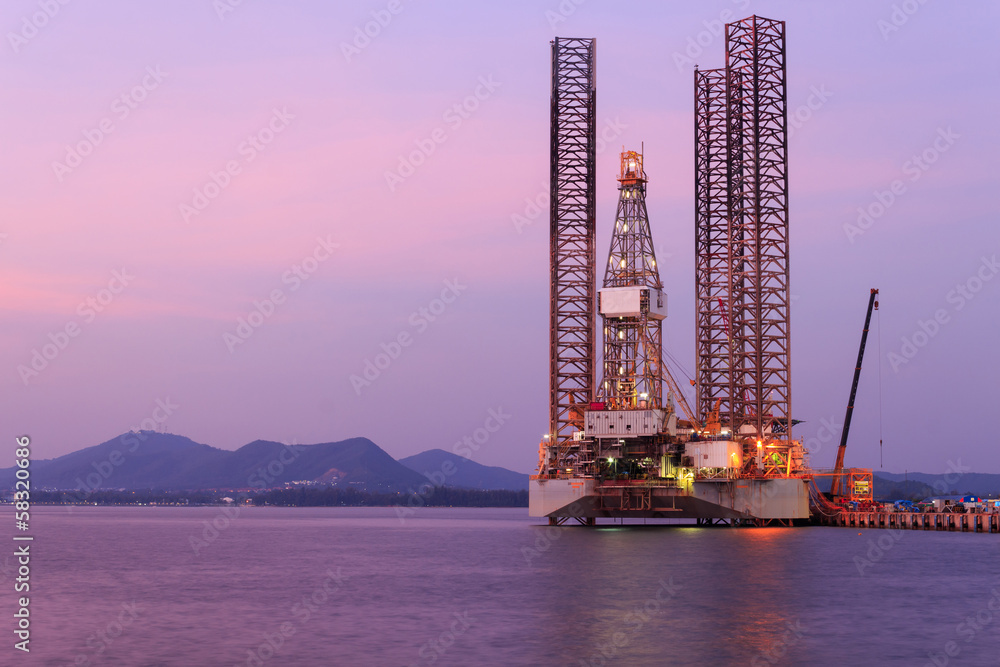 Jack up oil drilling rig in the shipyard for maintenance at suns Stock ...