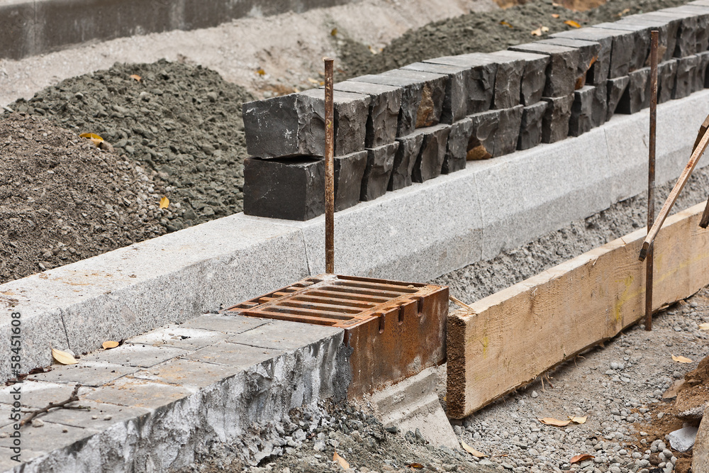 Strassenbau - Bordstein und Rinnstein - Verlegearbeiten Stock Photo ...