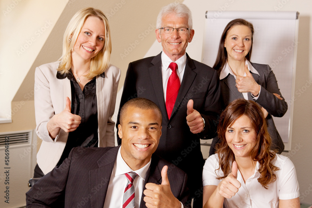 Chef und sein Team zeigen mit Daumen nach oben Stock Photo | Adobe Stock