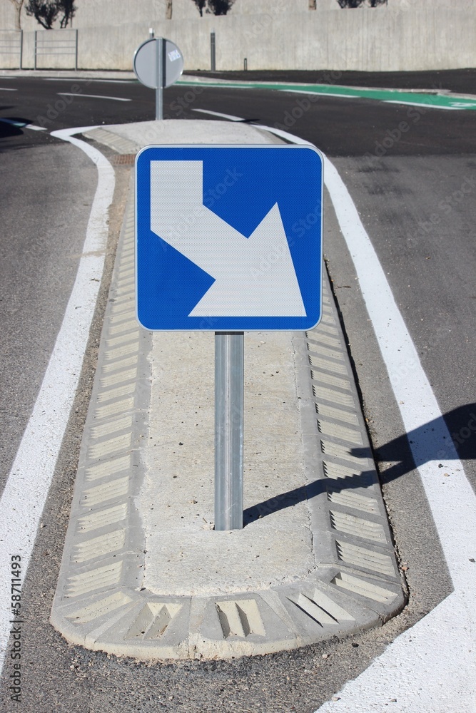 Balise de signalisation de tête d'îlot Stock Photo | Adobe Stock