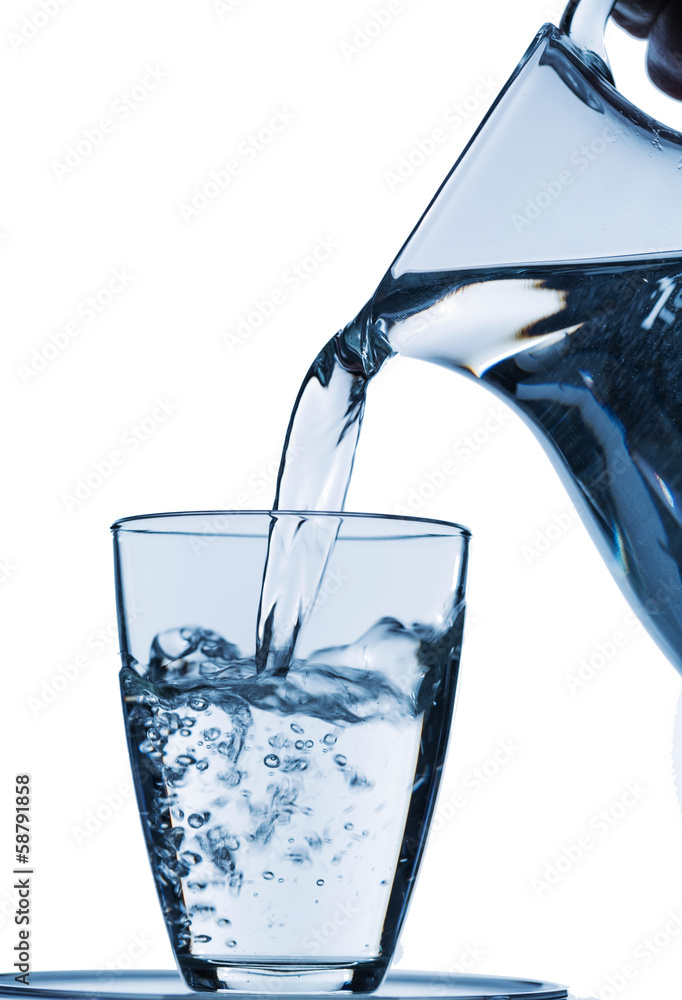 Glas mit Wasser und Krug Stock-Foto | Adobe Stock
