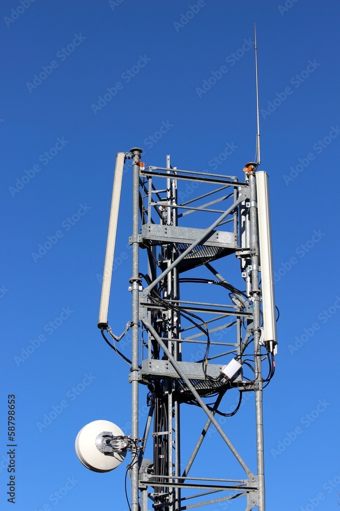 Antennes relais de téléphonie mobile et parabole Stock Photo | Adobe Stock Antennes relais de téléphonie mobile et parabole Stock Photo | Adobe Stock