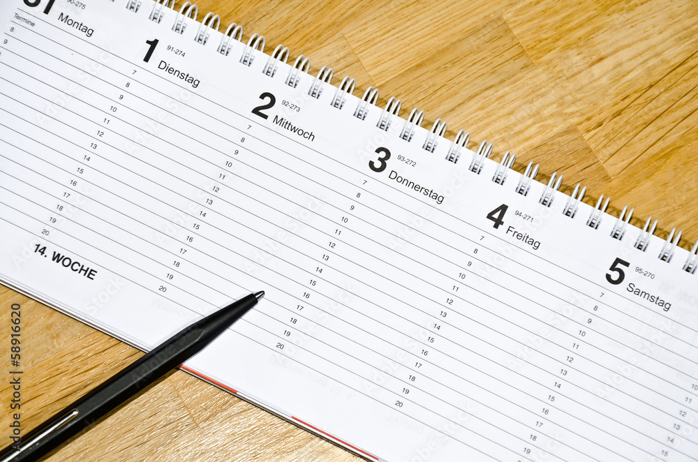 Schwarzer Stift liegt auf Termin-Kalender auf schickem Holztisch Stock ...