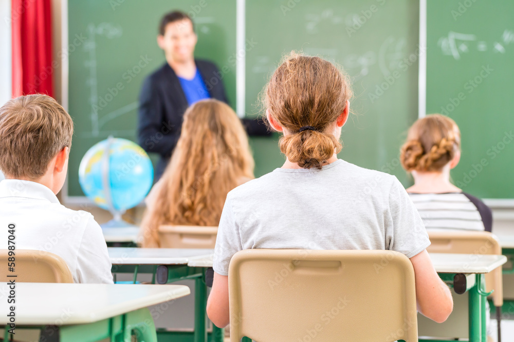Lehrer unterrichtet an Tafel Klasse in Schule Stock-Foto | Adobe Stock