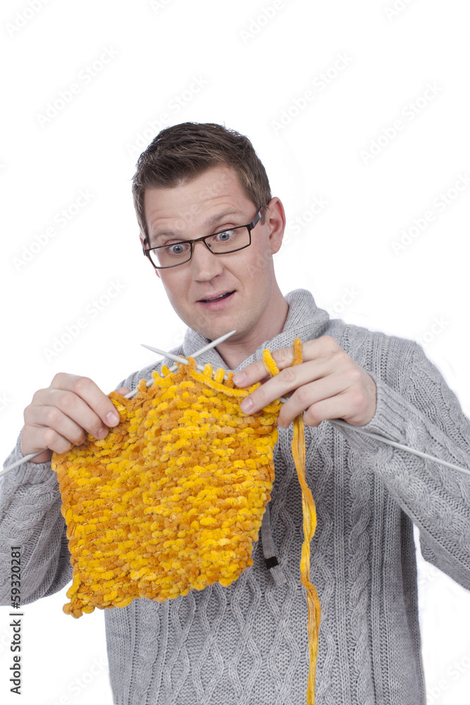 Junger Mann beim Stricken - young man knitting Stock Photo | Adobe Stock