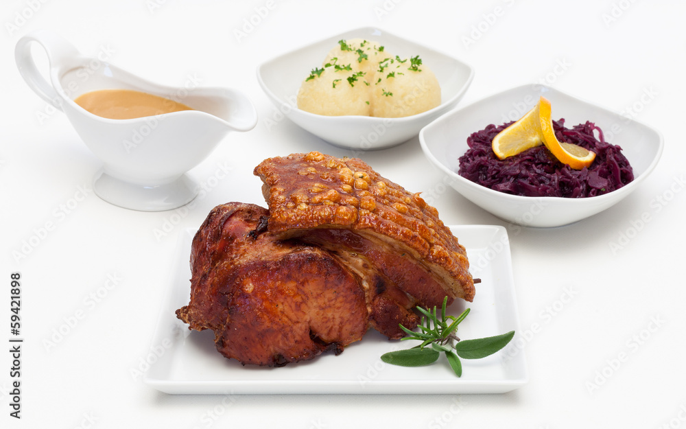 Schweinebraten mit Rotkohl und Klößen Stock-Foto | Adobe Stock