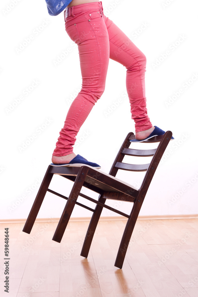 Stuhl als alternative zur Leiter Stock-Foto | Adobe Stock