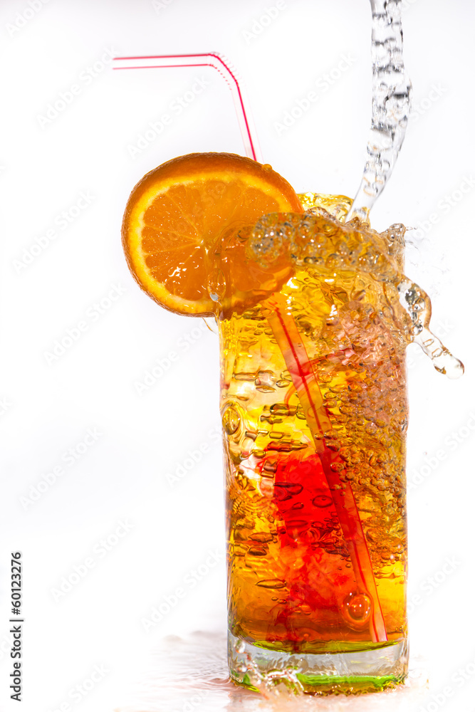 eau colorée dans un verre - Remplissage du verre qui déborde - Photos ...