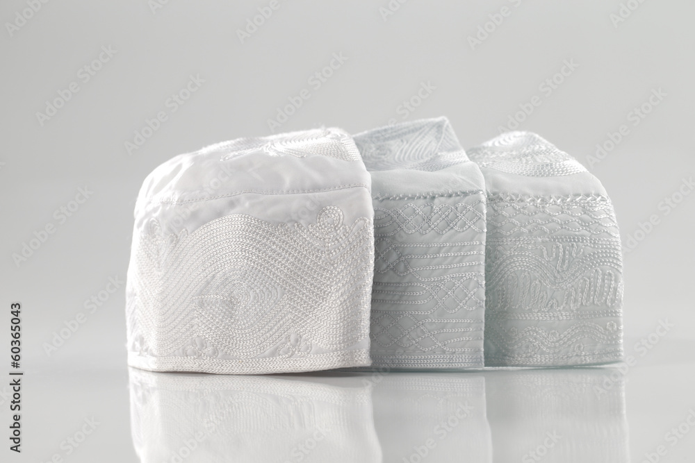 Skull caps are worn by Muslim men, also known as the Keffiyeh ภาพถ่าย ...
