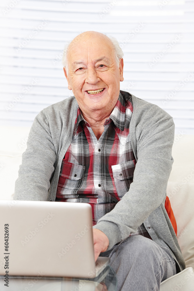 Rentner mit Computer im Internet Stock Photo | Adobe Stock
